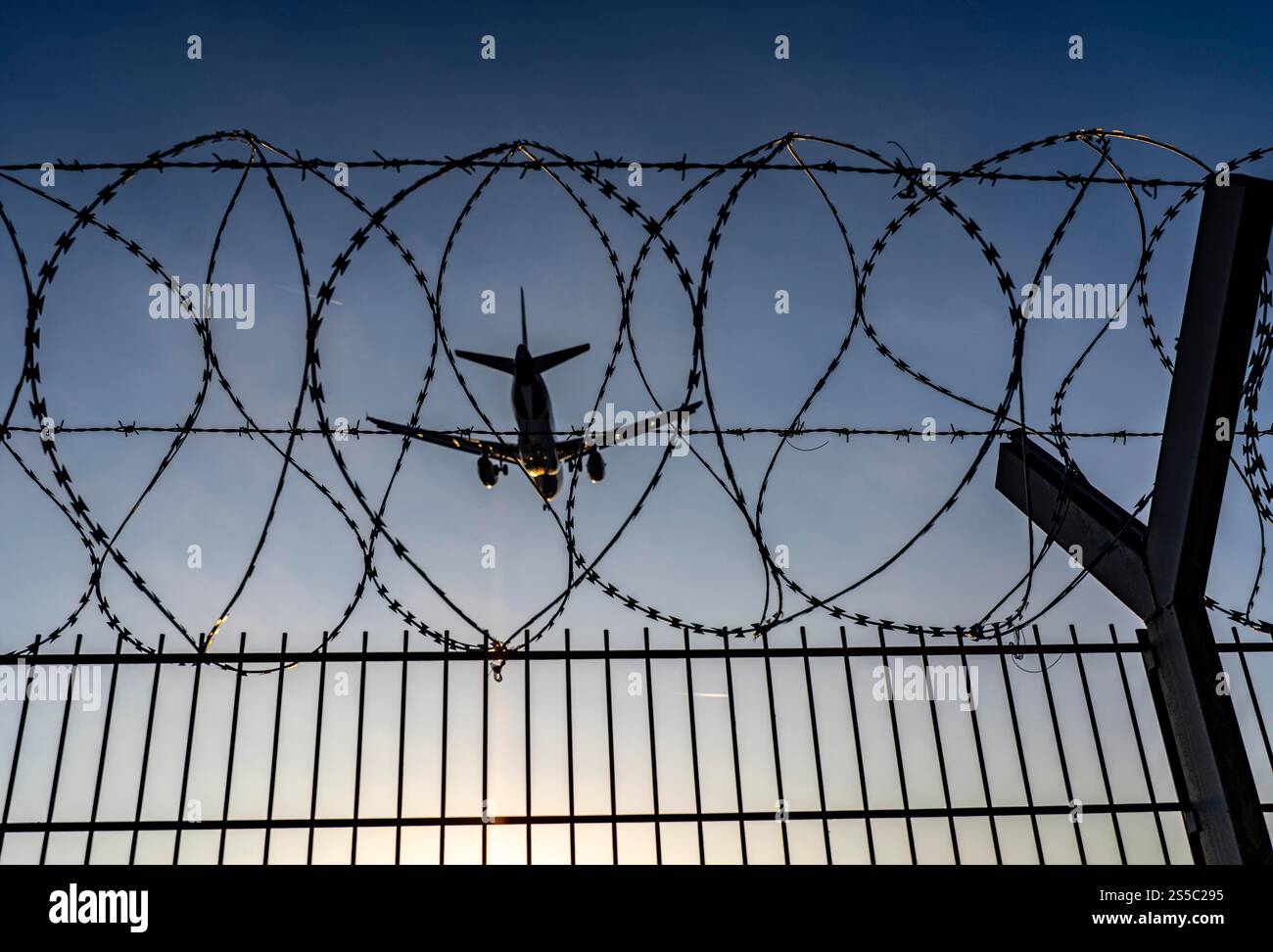 Symbolic image of security at the airport, outer fence at Düsseldorf ...