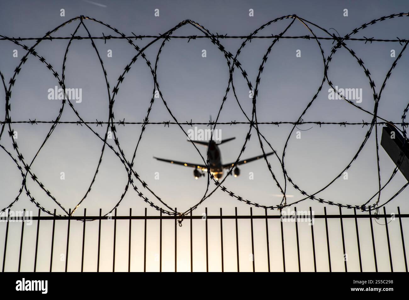 Symbolic image of security at the airport, outer fence at Düsseldorf ...