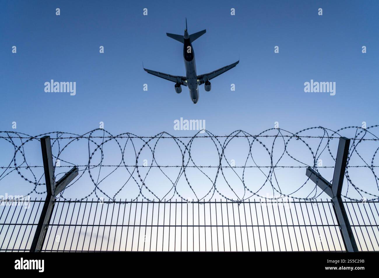 Symbolic image of security at the airport, outer fence at Düsseldorf ...