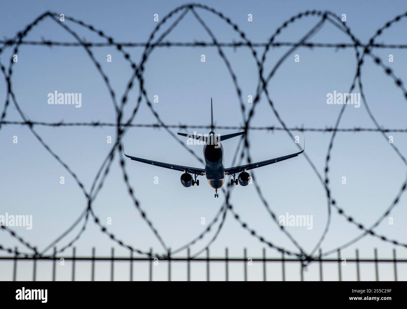 Symbolic image of security at the airport, outer fence at Düsseldorf ...