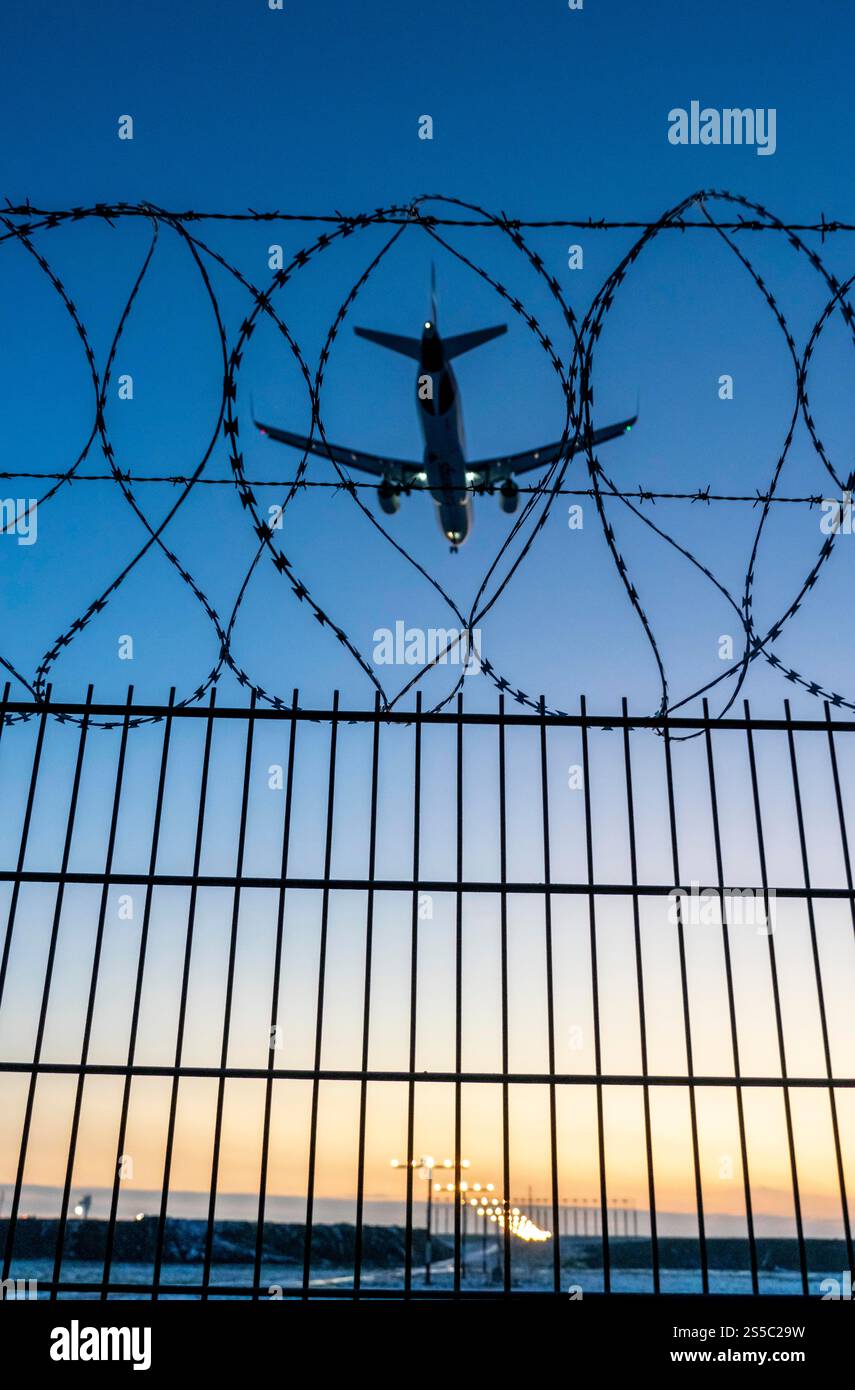 Symbolic image of security at the airport, outer fence at Düsseldorf ...