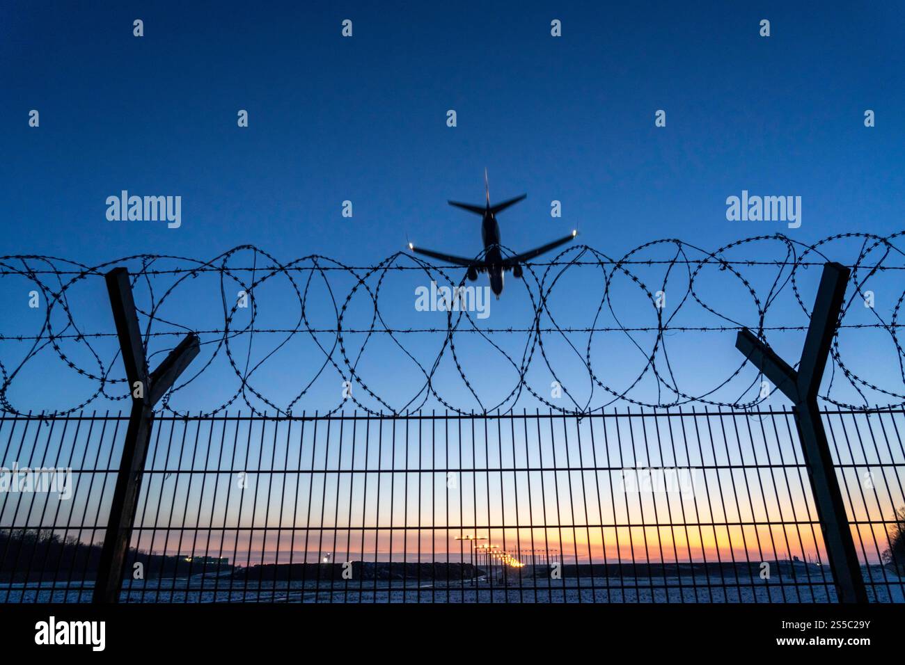 Symbolic image of security at the airport, outer fence at Düsseldorf ...