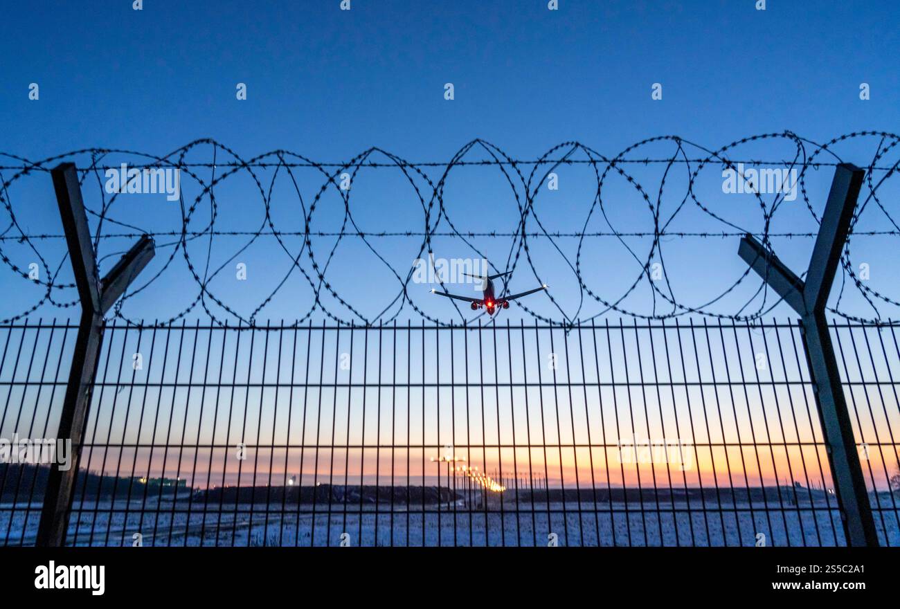 Symbolic image of security at the airport, outer fence at Düsseldorf ...