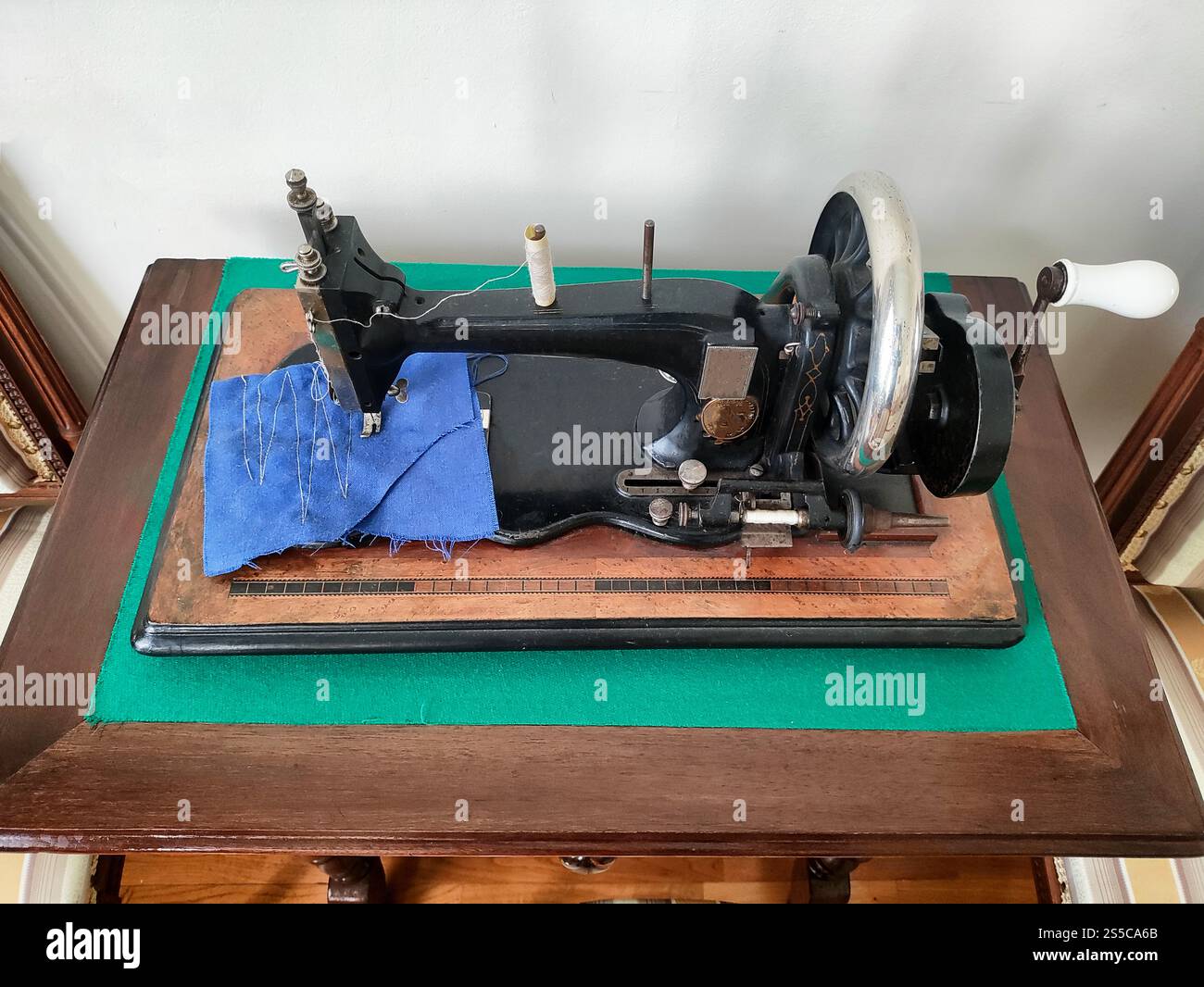 Old antique sewing machine, museum exhibit Stock Photo - Alamy