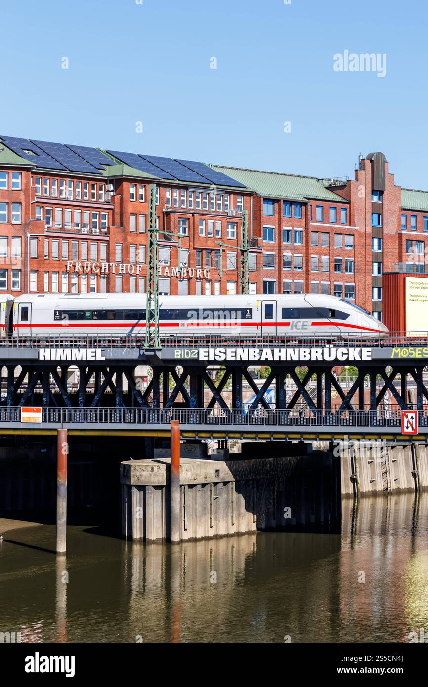 ICE 4 Zug Hochgeschwindigkeitszug der Deutsche Bahn DB auf der ...