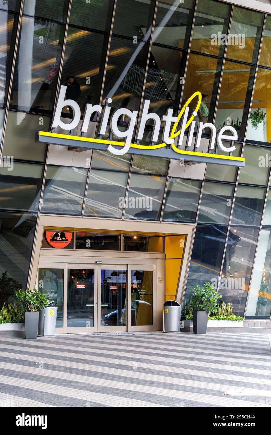 Brightline Bahn Zug Logo am Bahnhof Miami Station in den USA Miami, USA ...