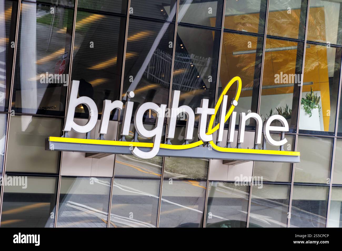 Brightline Bahn Zug Logo am Bahnhof Miami Station in den USA Miami, USA ...