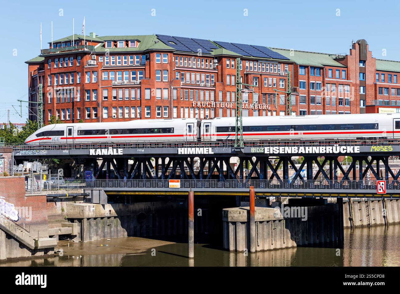 ICE 4 Zug Hochgeschwindigkeitszug der Deutsche Bahn DB auf der ...