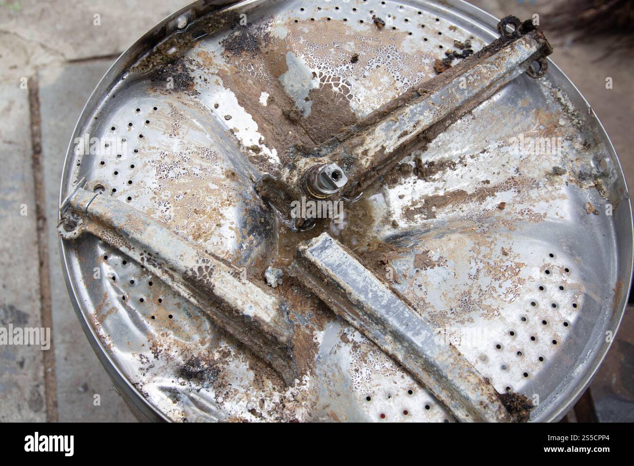 Breakage of the metal cross in the washing machine and non-separable ...
