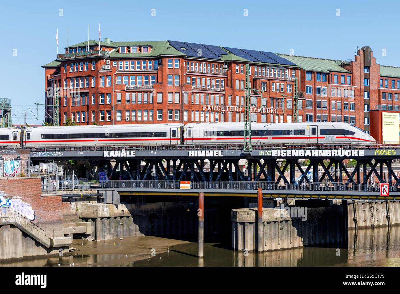 ICE 4 Zug Hochgeschwindigkeitszug der Deutsche Bahn DB auf der ...