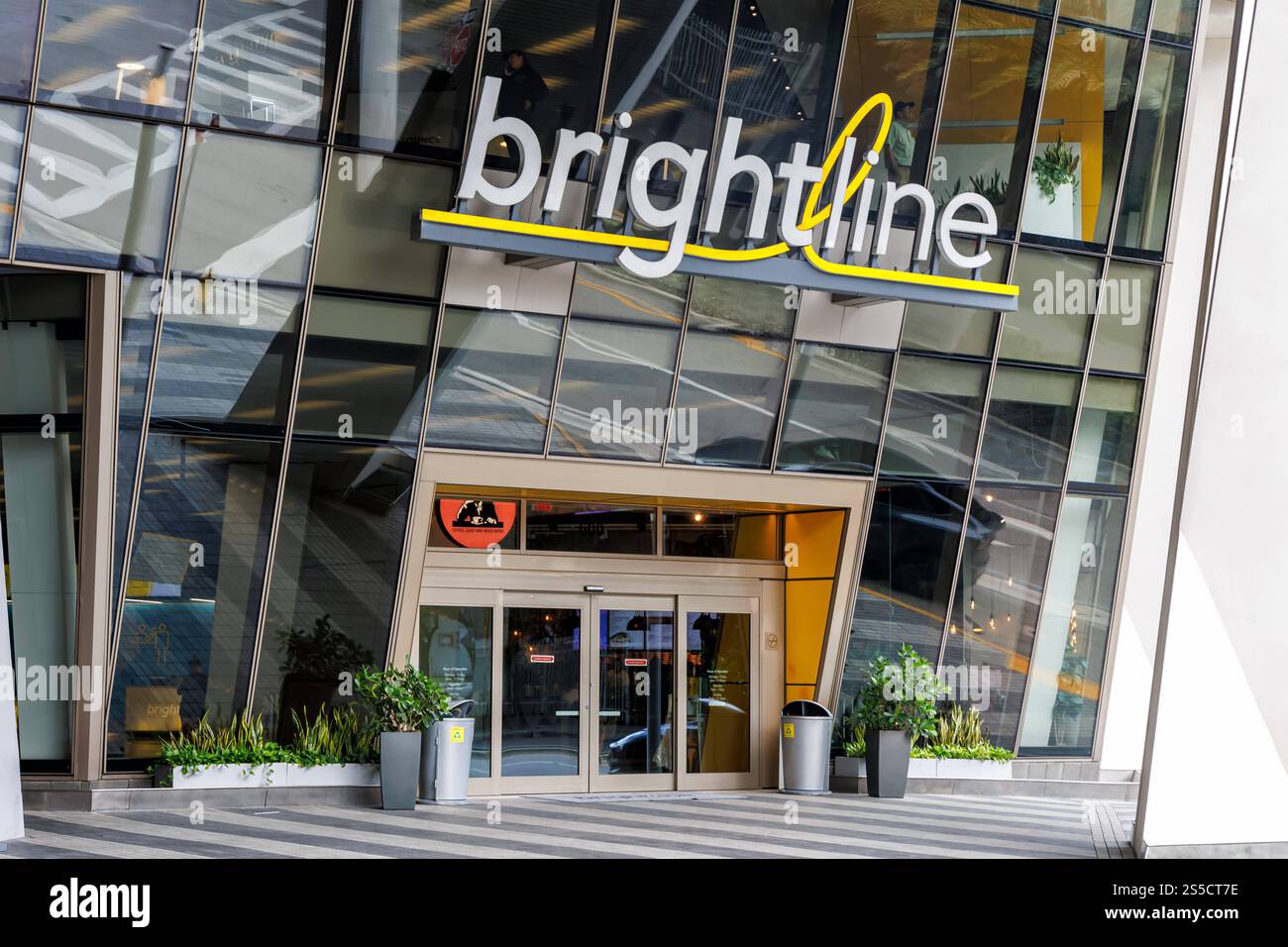 Brightline Bahn Zug Logo am Bahnhof Miami Station in den USA Miami, USA ...