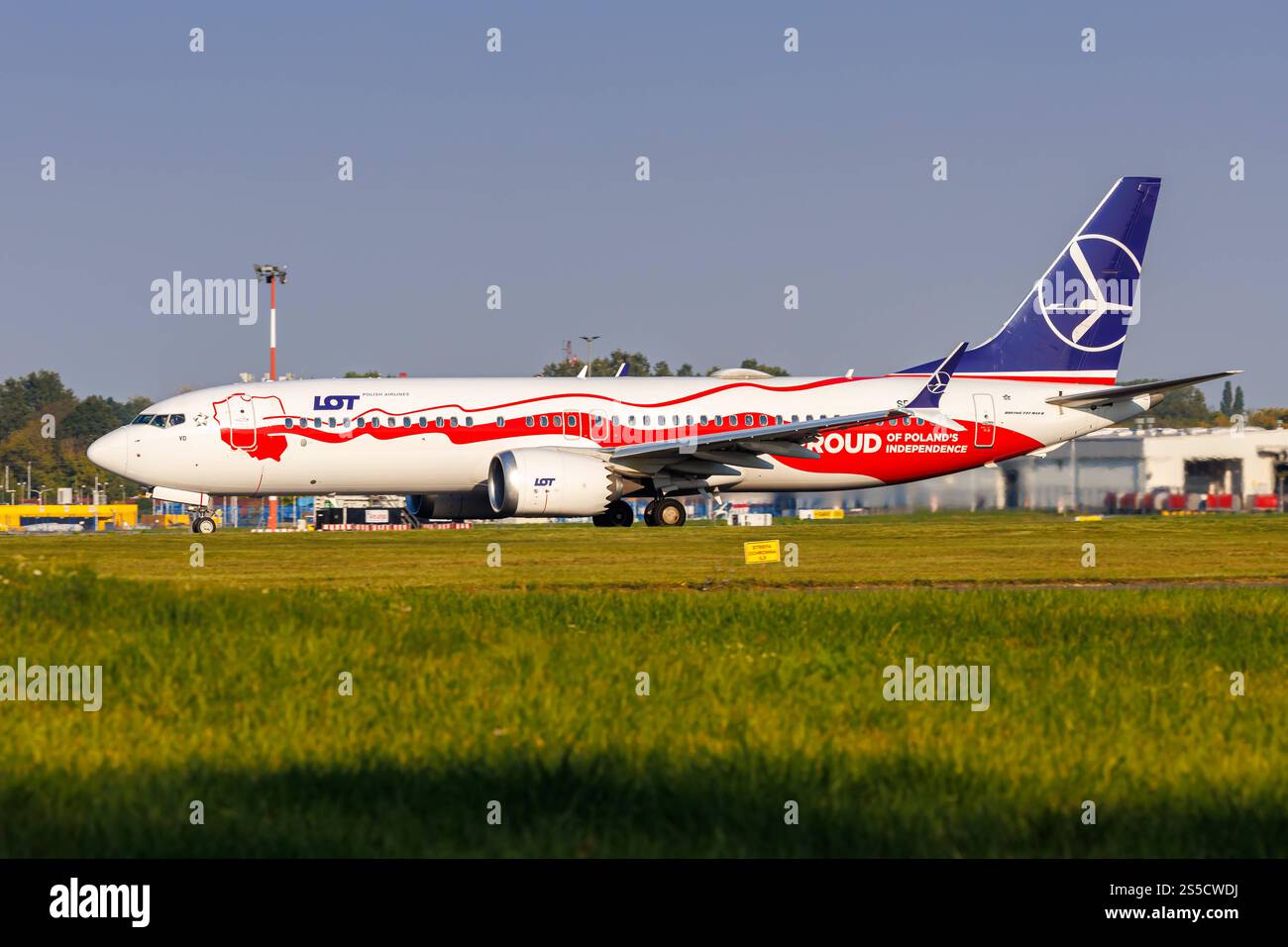 LOT Polish Airlines Boeing 737-8 MAX Flugzeug Flughafen in Warschau ...