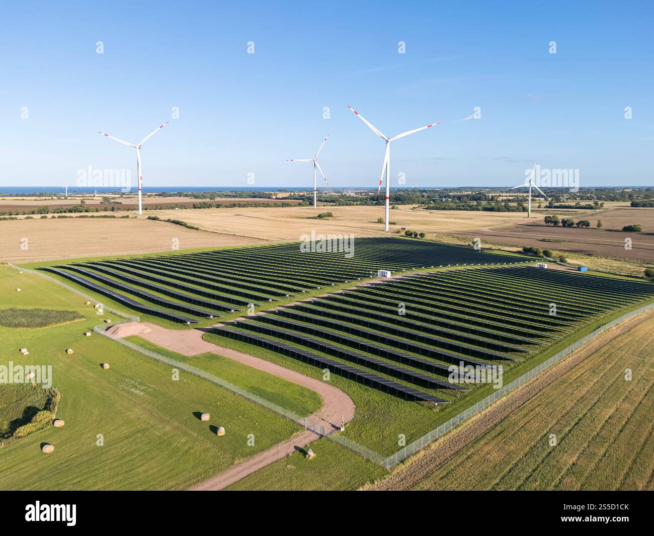 Windpark und Solarzellen erneuerbare Energie Windkraft Windenergie an ...