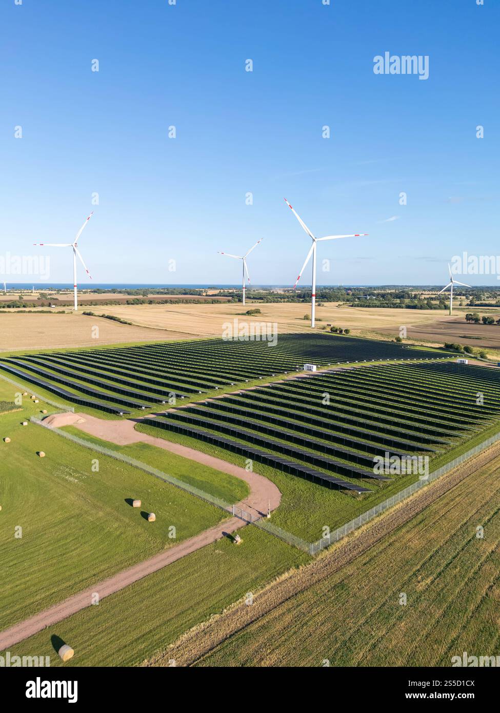 Windpark und Solarzellen erneuerbare Energie Windkraft Windenergie an ...