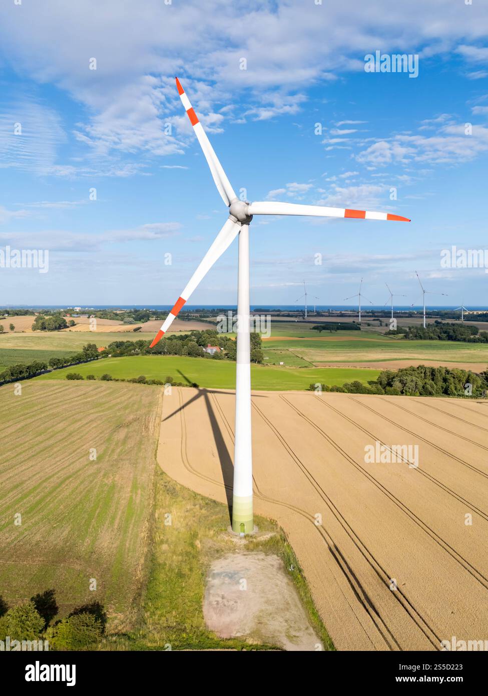 Windrad in einem Windpark erneuerbare Energie Windkraft Windenergie an ...