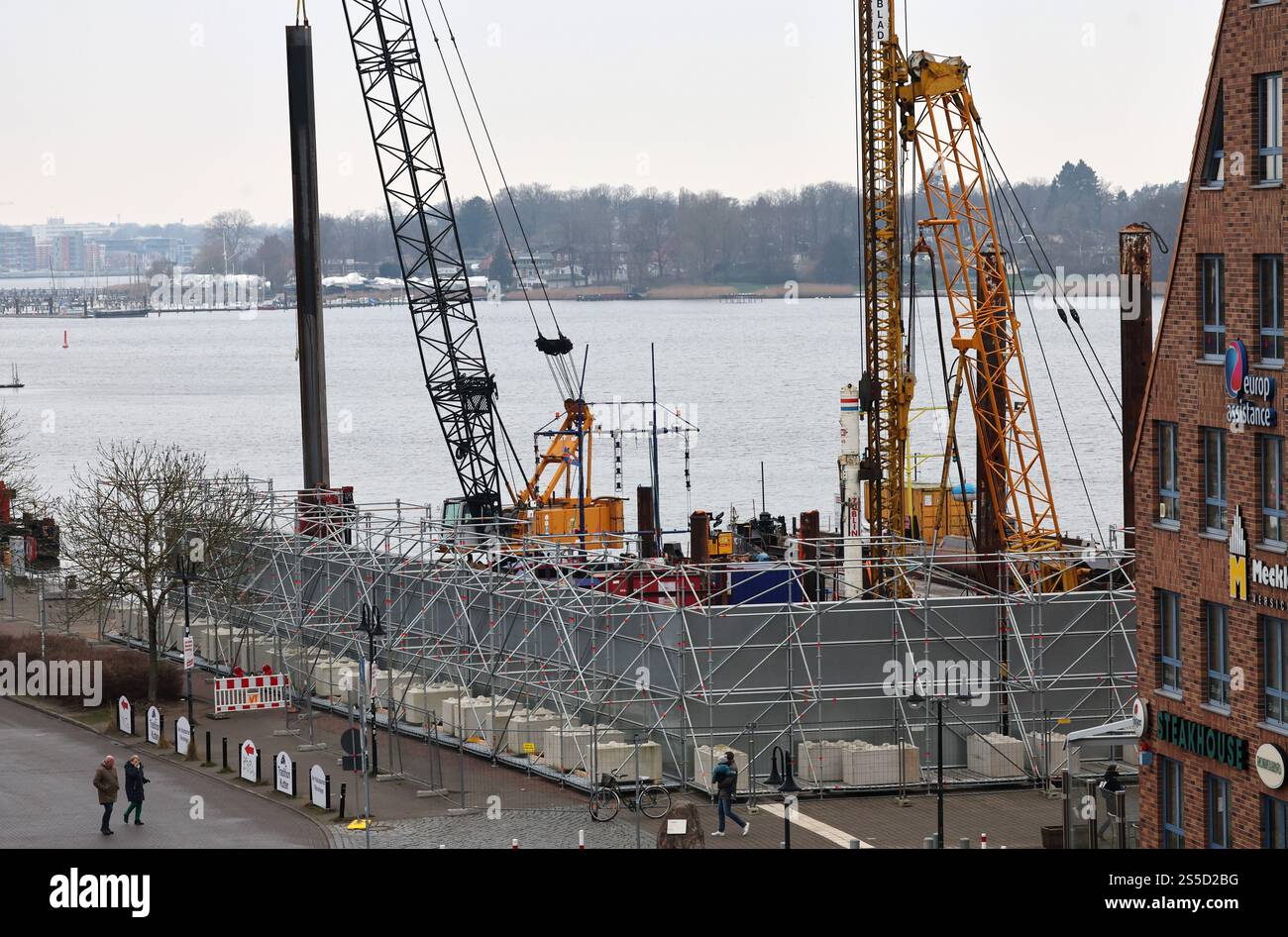 Rostock, Germany. 14th Jan, 2025. The renovation of berths 86 to 91 on ...