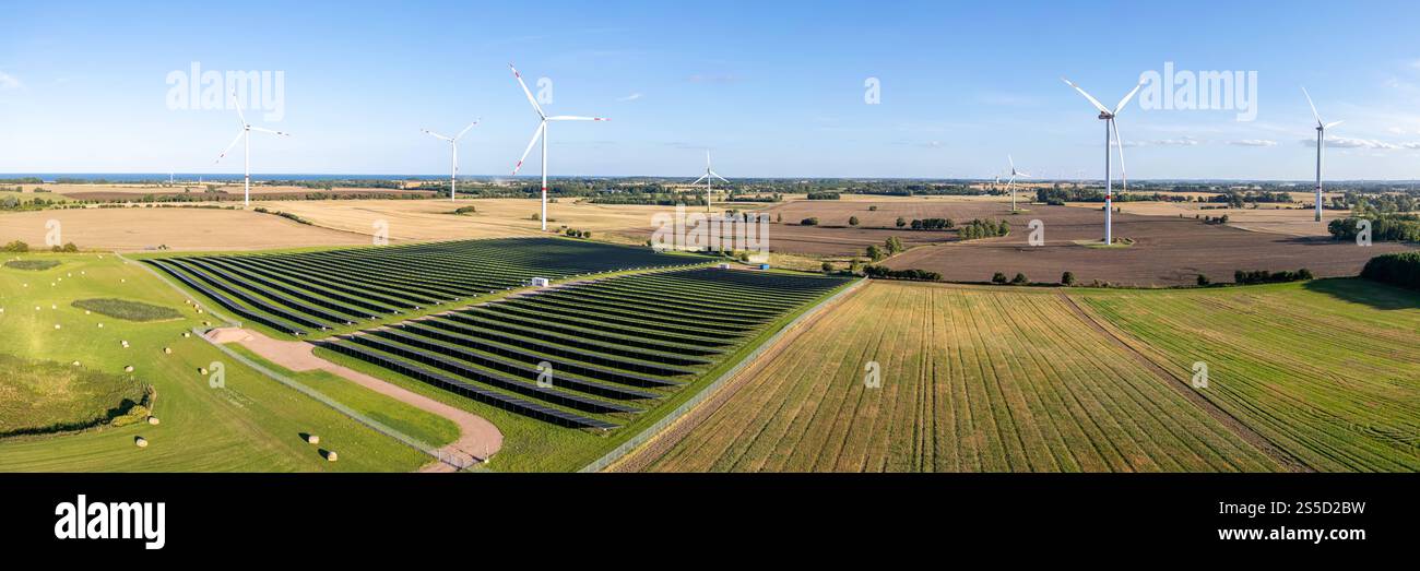 Windpark und Solarzellen erneuerbare Energie Windkraft Windenergie an ...