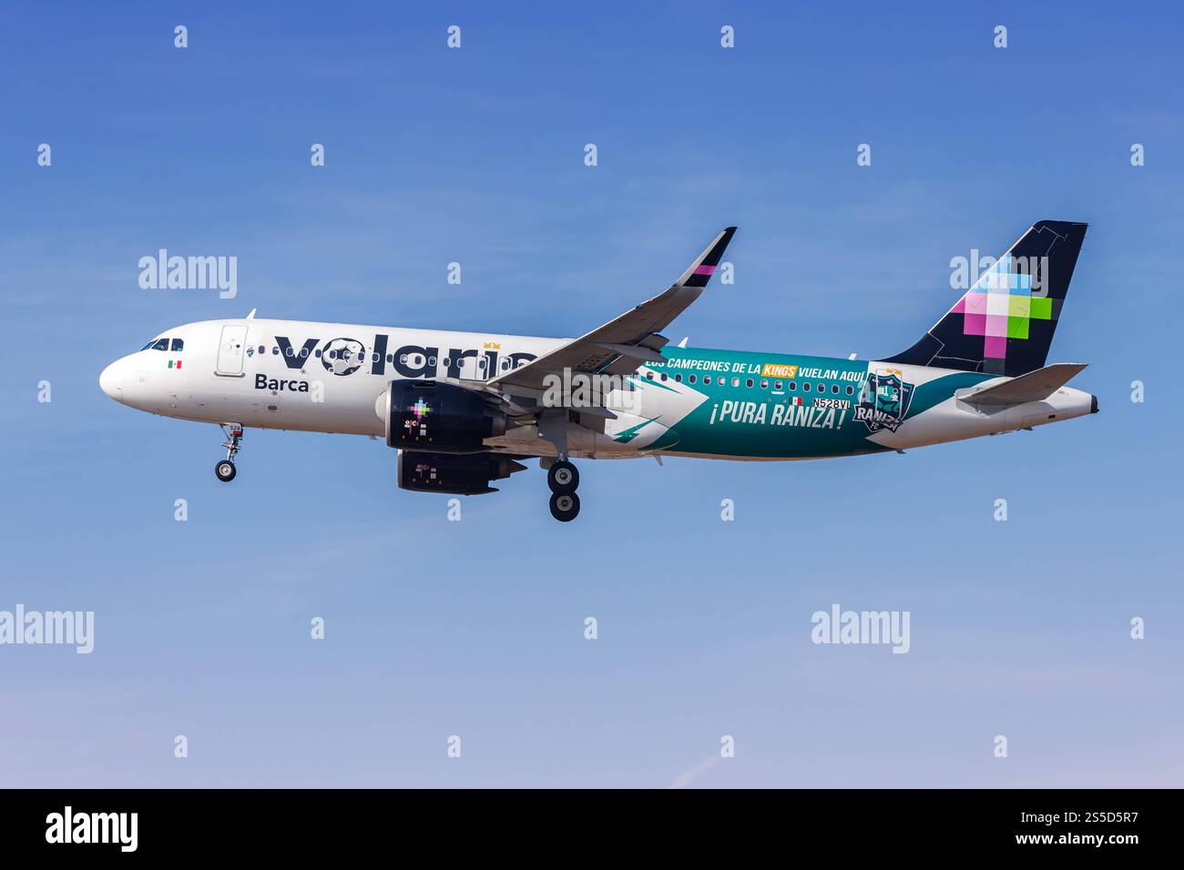 Volaris Airbus A320neo Flugzeug Flughafen Los Angeles, USA Pura Raniza ...