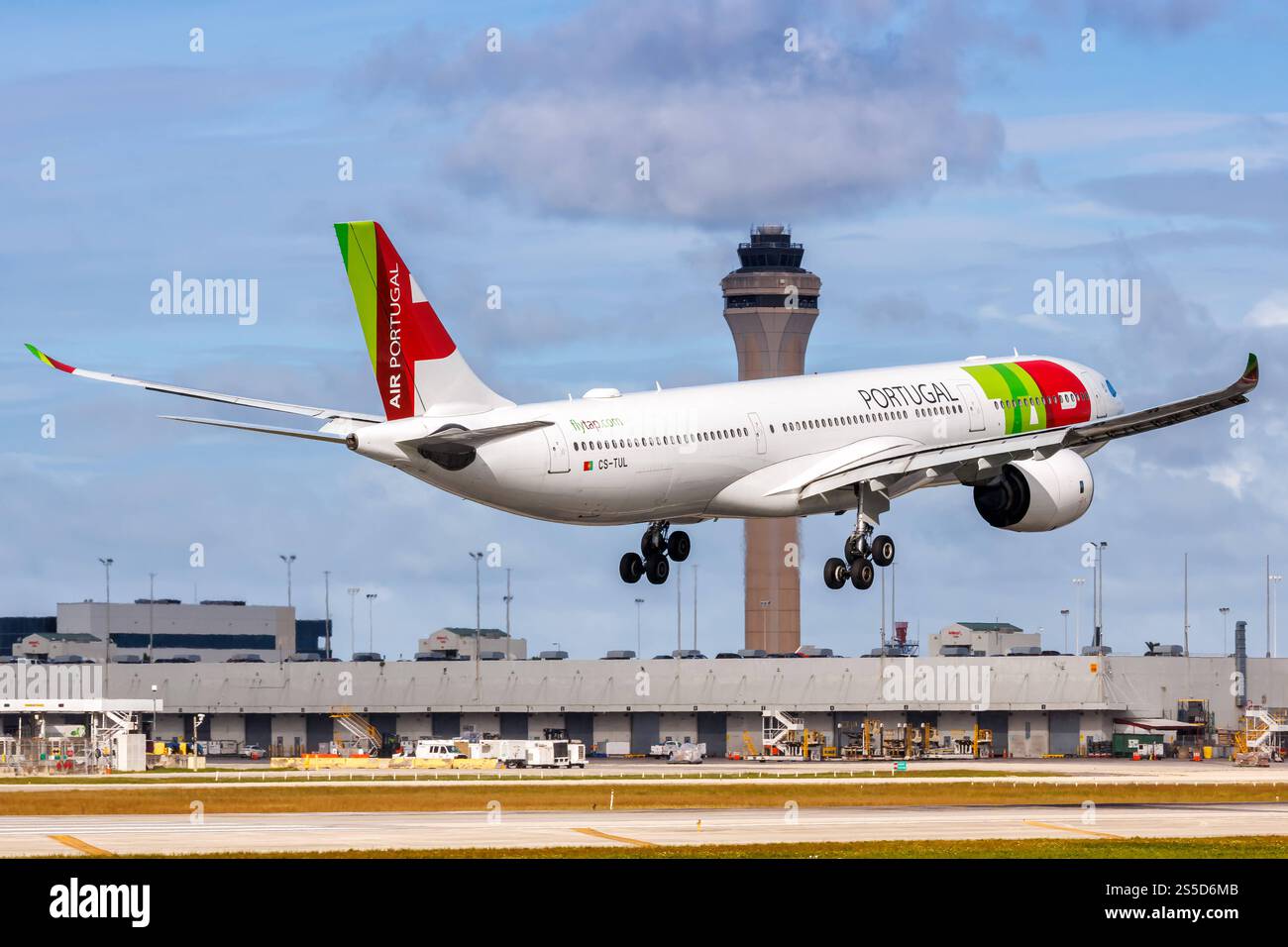 TAP Air Portugal Airbus A330-900 Flugzeug Flughafen Miami in den USA ...