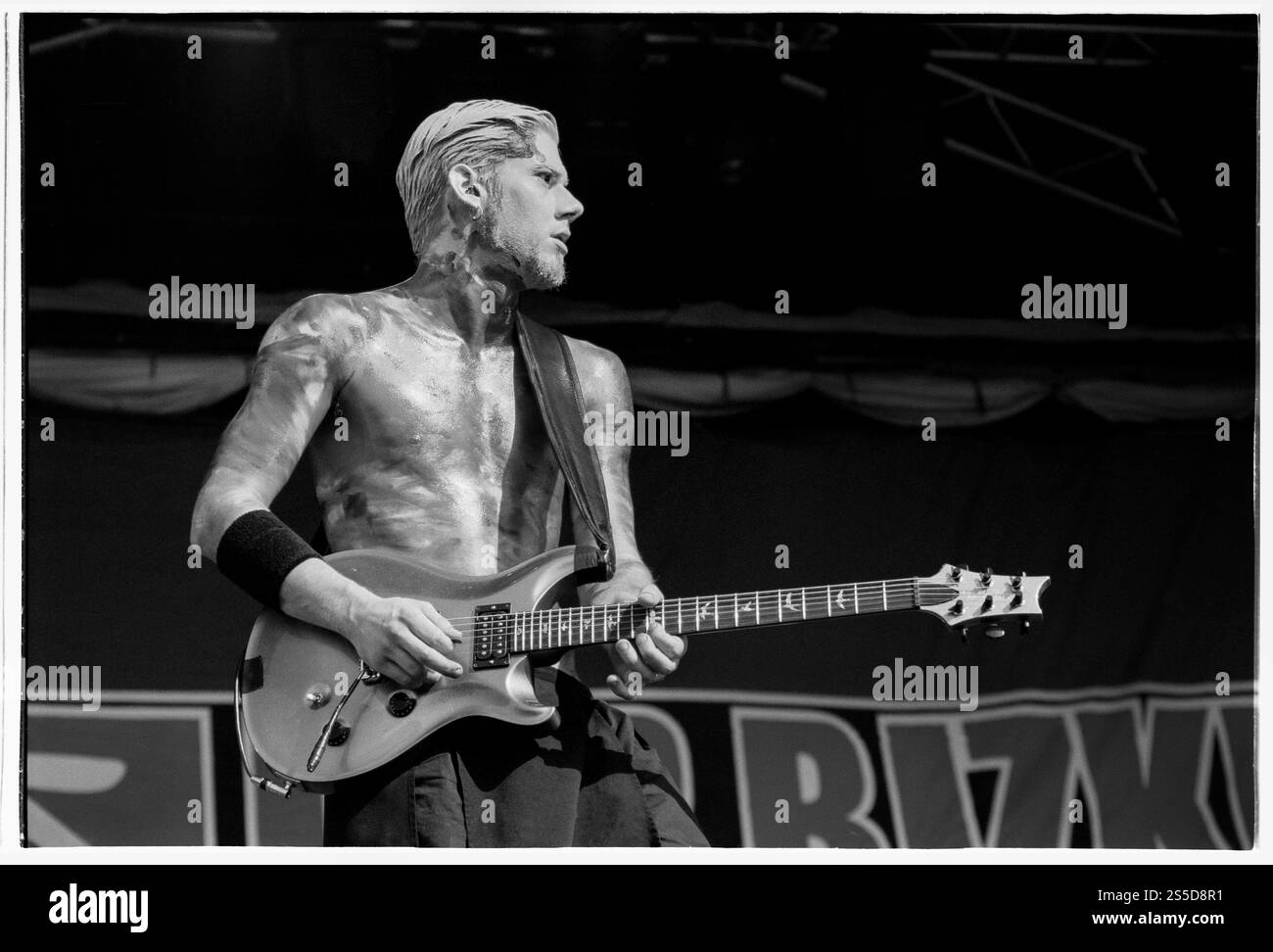 WES BORLAND, LIMP BIZKIT, YOUNG, READING FESTIVAL, 2000: Wes Borland lead guitarist from the ...