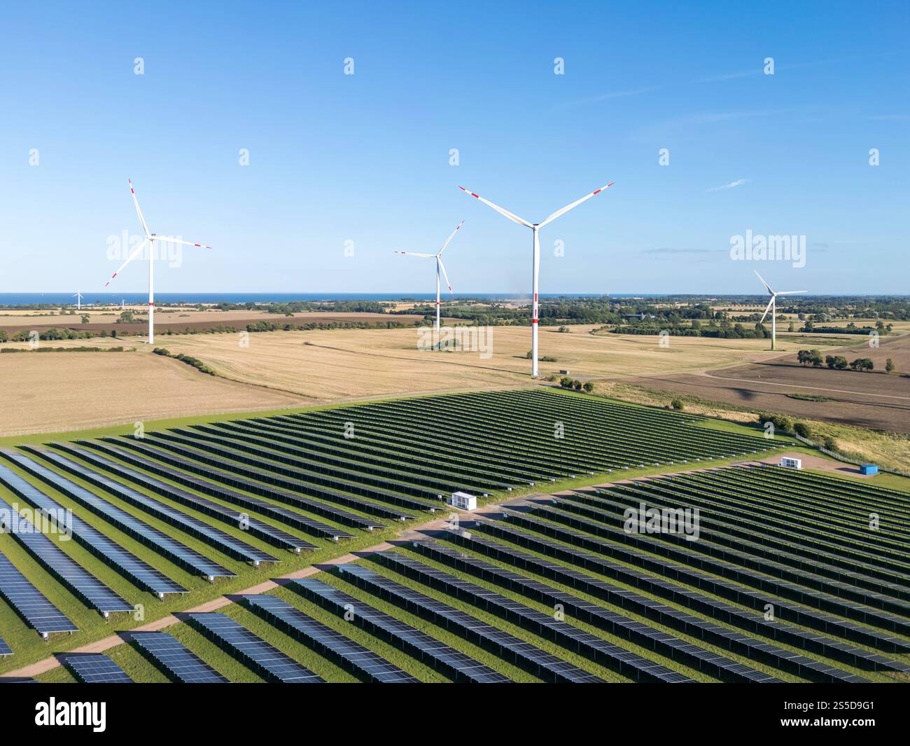 Windpark und Solarzellen erneuerbare Energie Windkraft Windenergie an ...