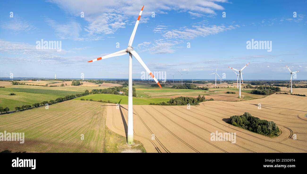 Windrad in einem Windpark erneuerbare Energie Windkraft Windenergie an ...