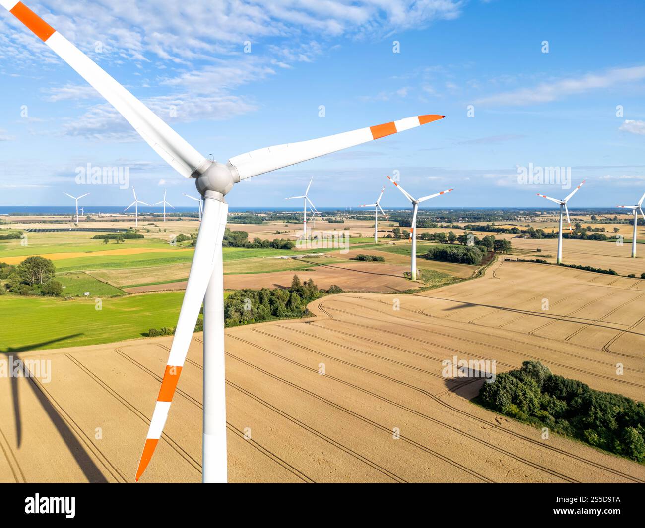 Windrad in einem Windpark erneuerbare Energie Windkraft Windenergie an ...