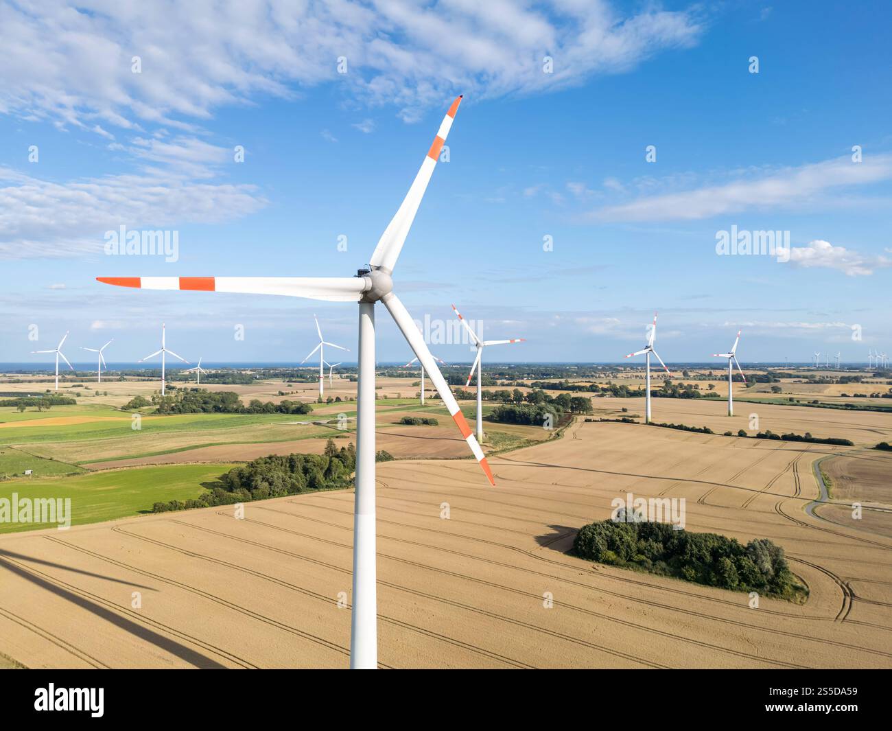 Windrad in einem Windpark erneuerbare Energie Windkraft Windenergie an ...