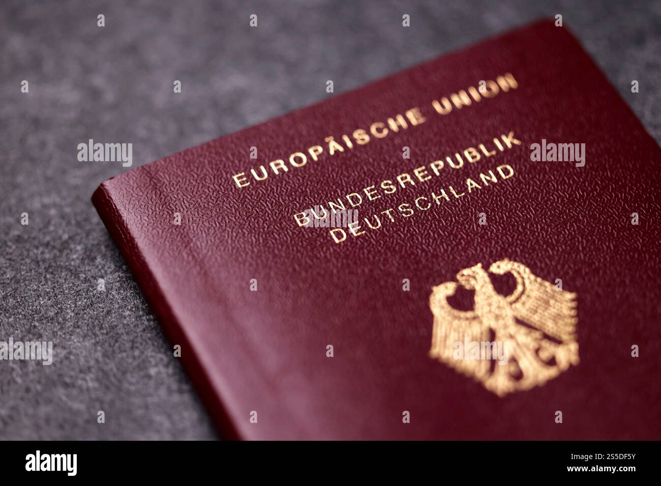 Ein Reisepass der Bundesrepublik Deutschland liegt auf einem Tisch ...