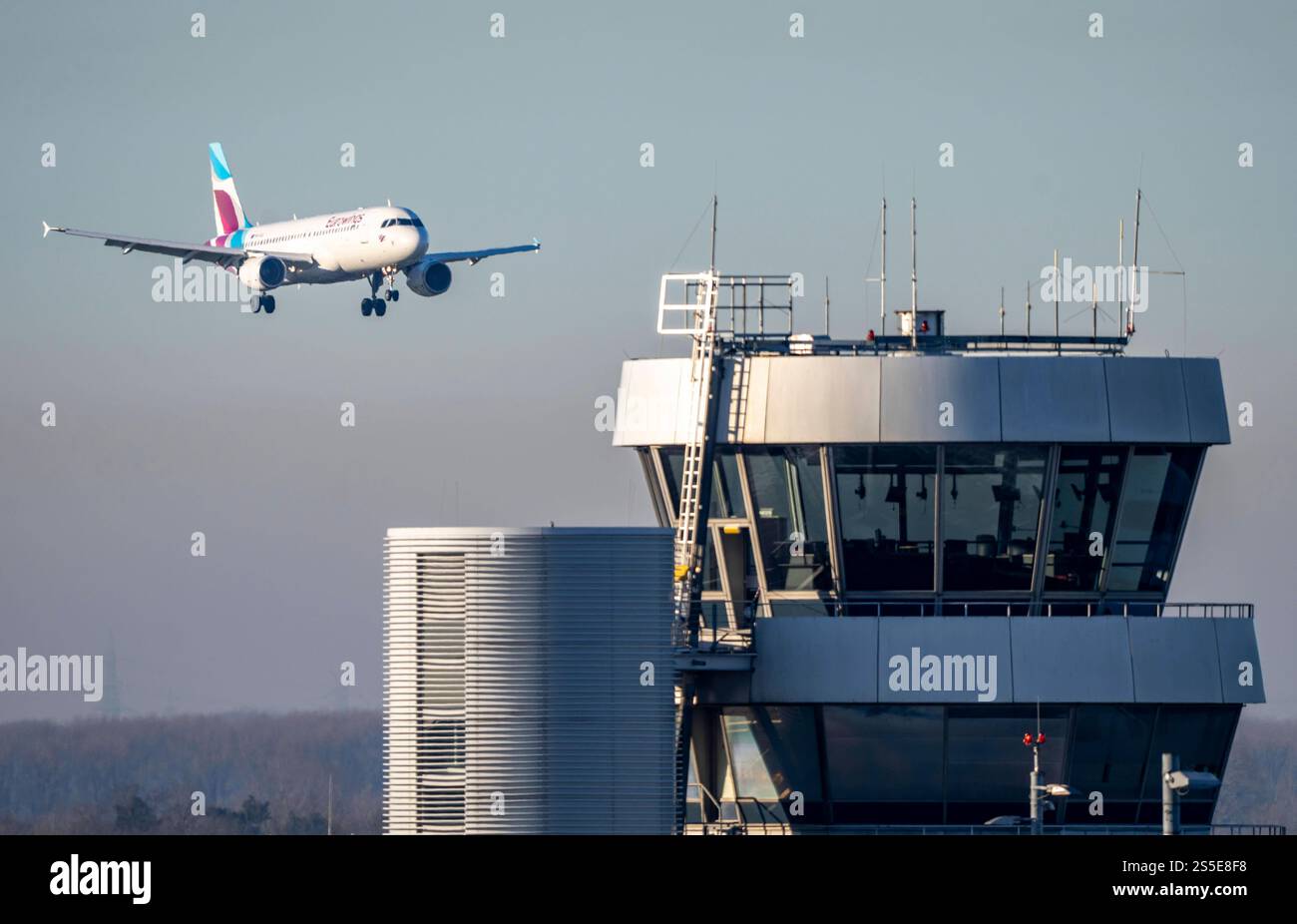 Eurowings Flugzeug im Landeanflug auf den Flughafen Düsseldorf, DUS, alter Tower der ...