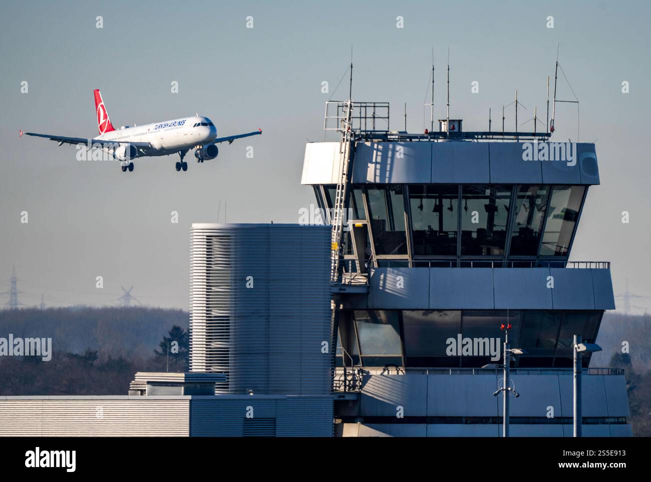 Turkish Airlines, Flugzeug im Landeanflug auf den Flughafen Düsseldorf, DUS, alter Tower der ...