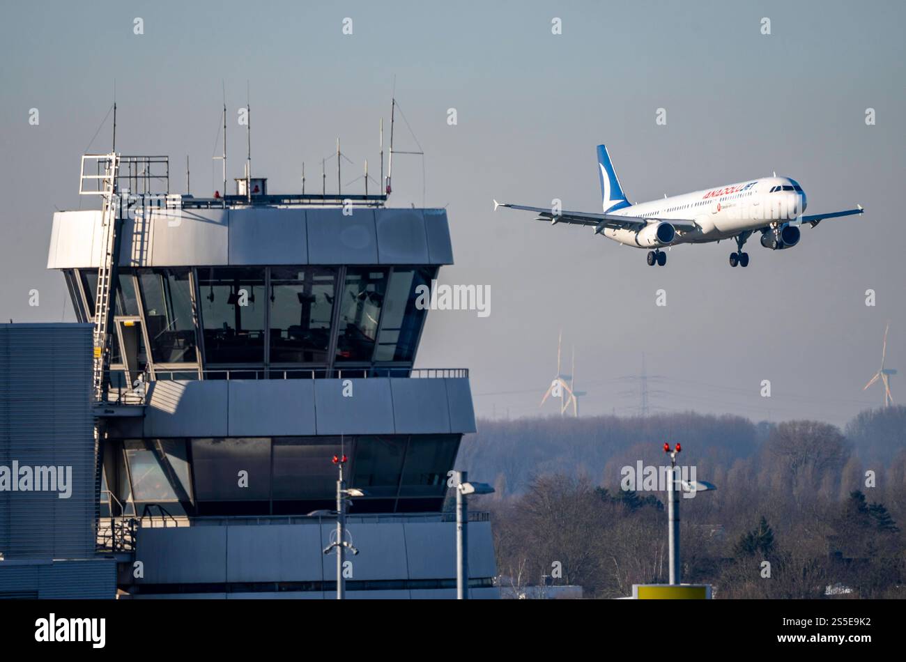 Anadolujet Flugzeug im Landeanflug auf den Flughafen Düsseldorf, DUS, alter Tower der ...