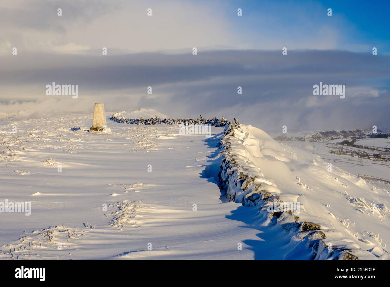 Deep snow on the moorland of Combs Moss near Buxton in the Peak ...