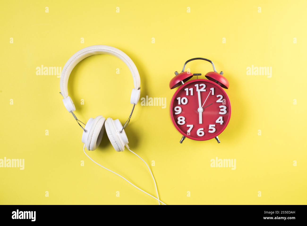 Vintage red alarm clock hi-res stock photography and images - Alamy