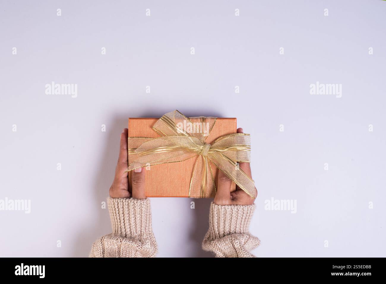 Woman hands gift box heart hi-res stock photography and images - Alamy