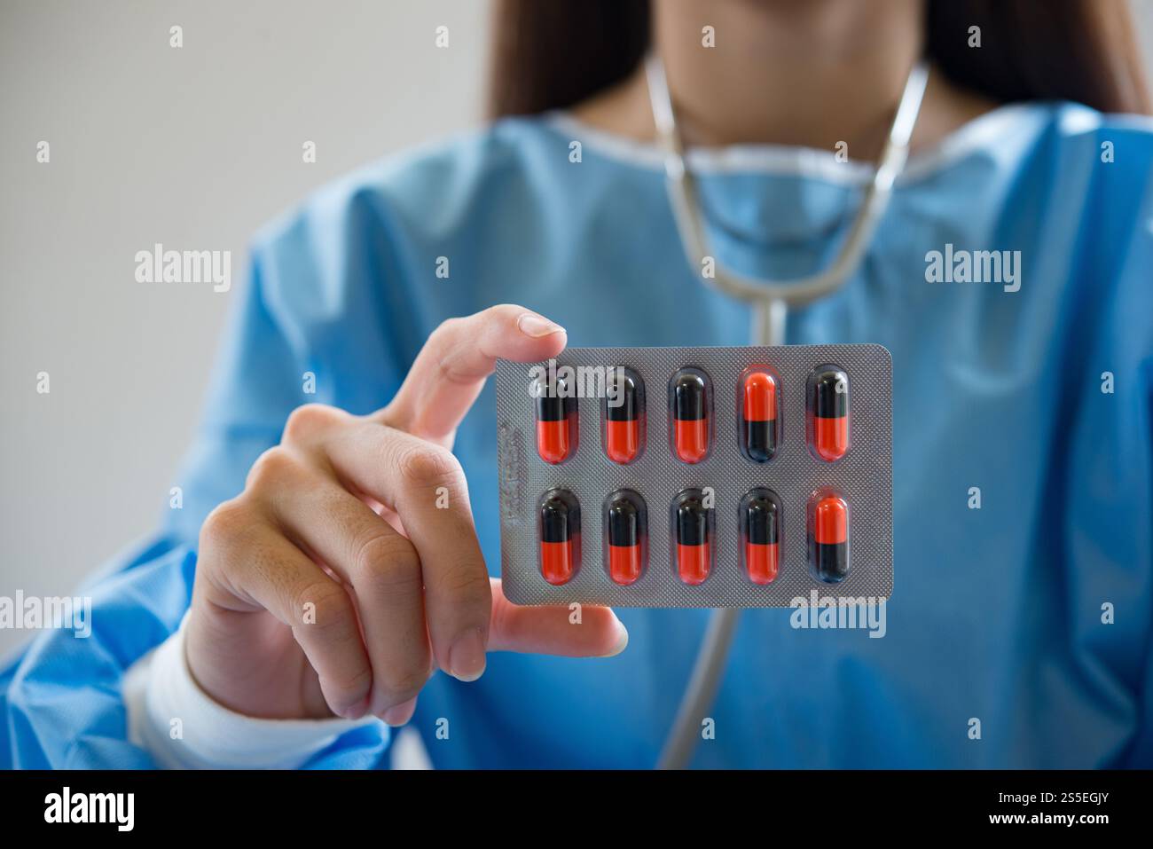 Smile doctor woman tablet hi-res stock photography and images - Alamy
