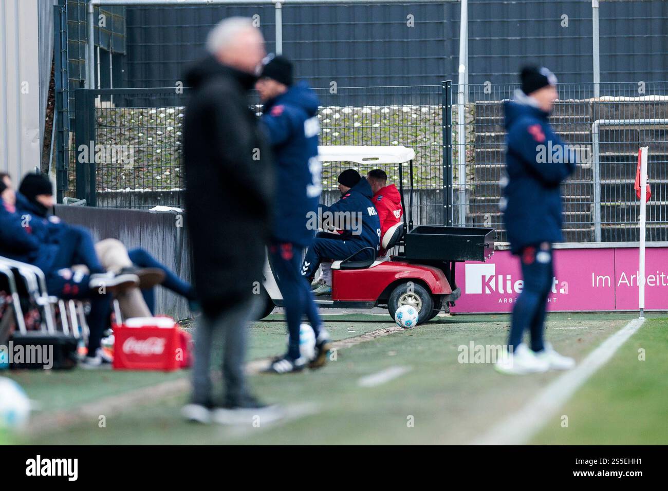 Tim Lemperle (1. FC K?ln, 19) wird im Golfcart vom Platz gefahren ...