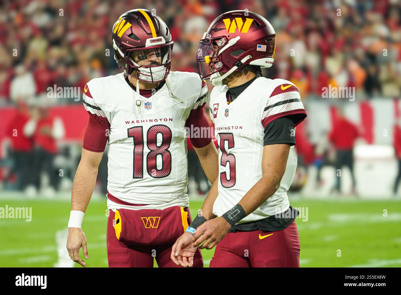 Mariota commanders hi-res stock photography and images - Alamy