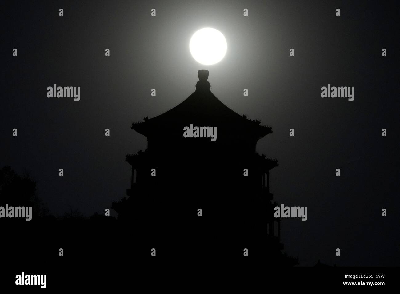 The first full Moon of the year, called the Wolf Moon, rises at the ...