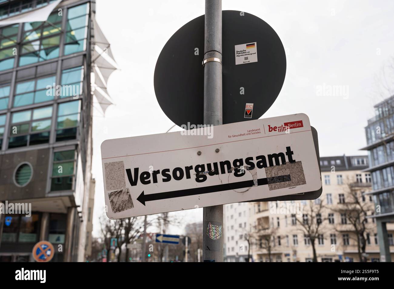 14.01.2025,Berlin,Wegweiser zum Versorgungsamt *** 14 01 2025,Berlin ...