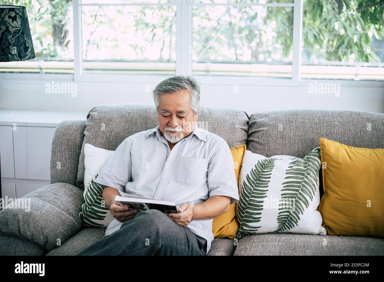 Portrait senior couple reading newspaper hi-res stock photography and ...