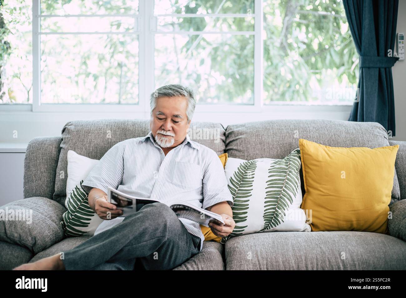 Portrait senior couple reading newspaper hi-res stock photography and ...