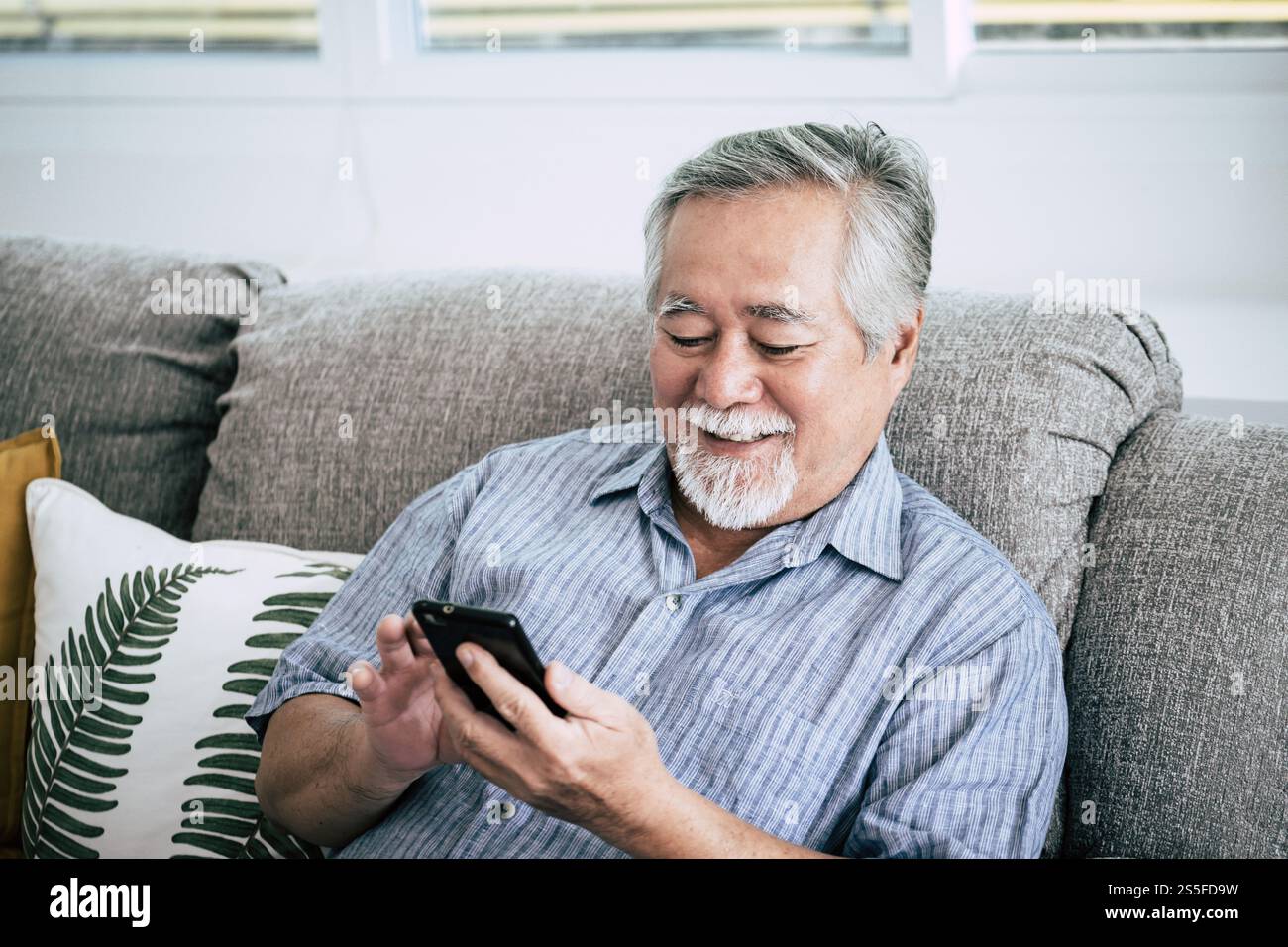 Senior old man using phone hi-res stock photography and images - Alamy