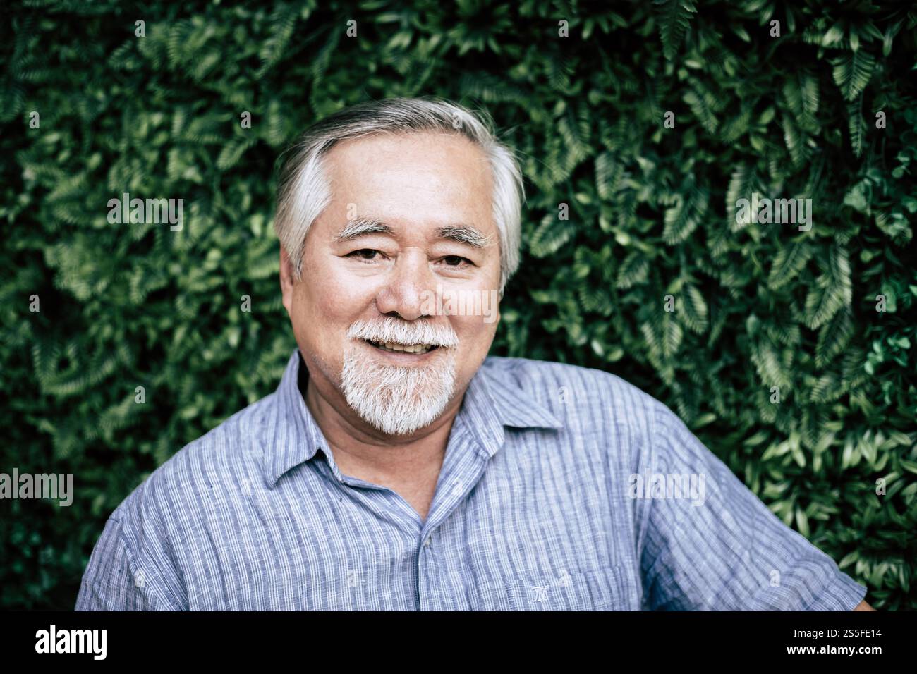 Lifestyle portrait attractive man smiling hi-res stock photography and ...