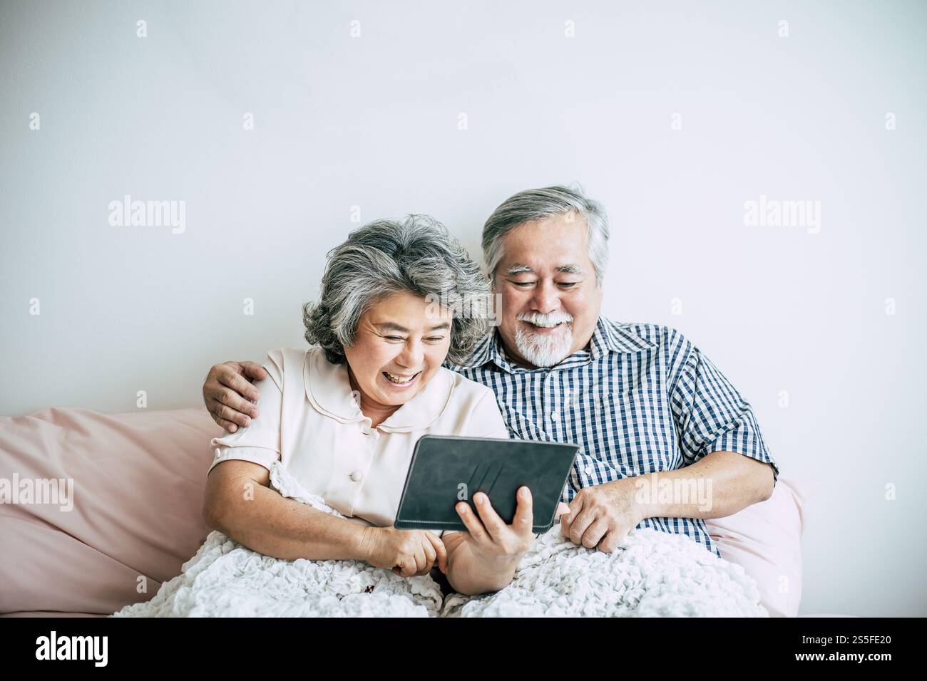Elderly man tablet hi-res stock photography and images - Alamy