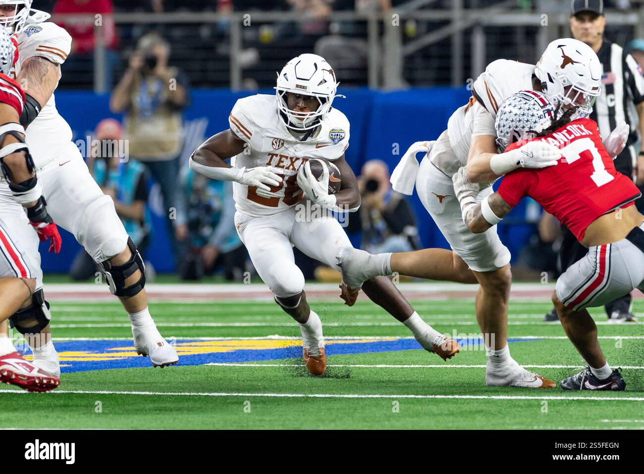 ARLINGTON, TX - JANUARY 10: Texas Longhorns running back Quintrevion ...