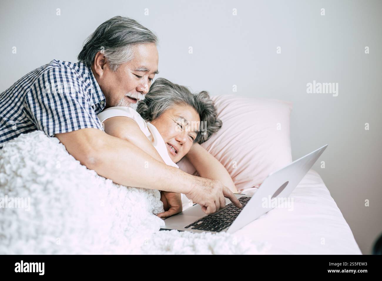 Elderly man woman laptop in hi-res stock photography and images - Alamy