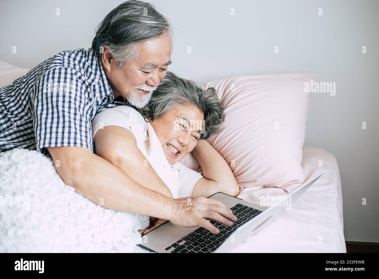 Elderly man woman laptop in hi-res stock photography and images - Alamy