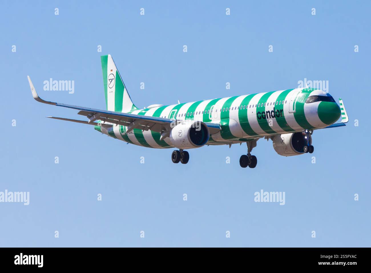 Avión de línea moderno Airbus A321 neo de la aerolínea Condor con la ...