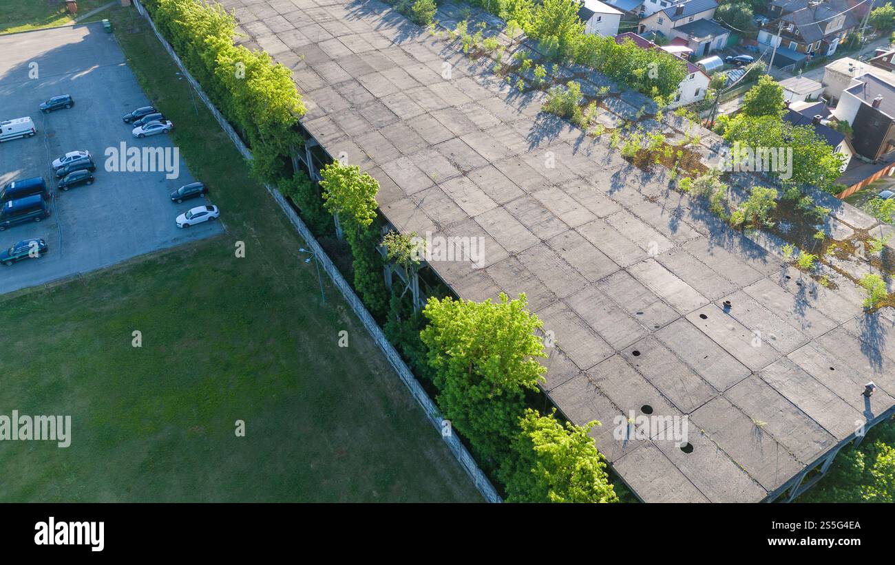 Abandoned rooftop parking lot hi-res stock photography and images - Alamy